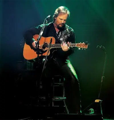 Travis Tritt - Sometimes She Forgets - OldiesSong